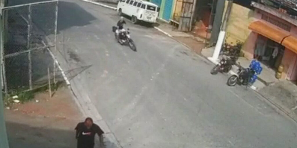 VIDEO: Brasiilias sõitis rattur vastu autot ja hukkus, jalg jäi auto ...